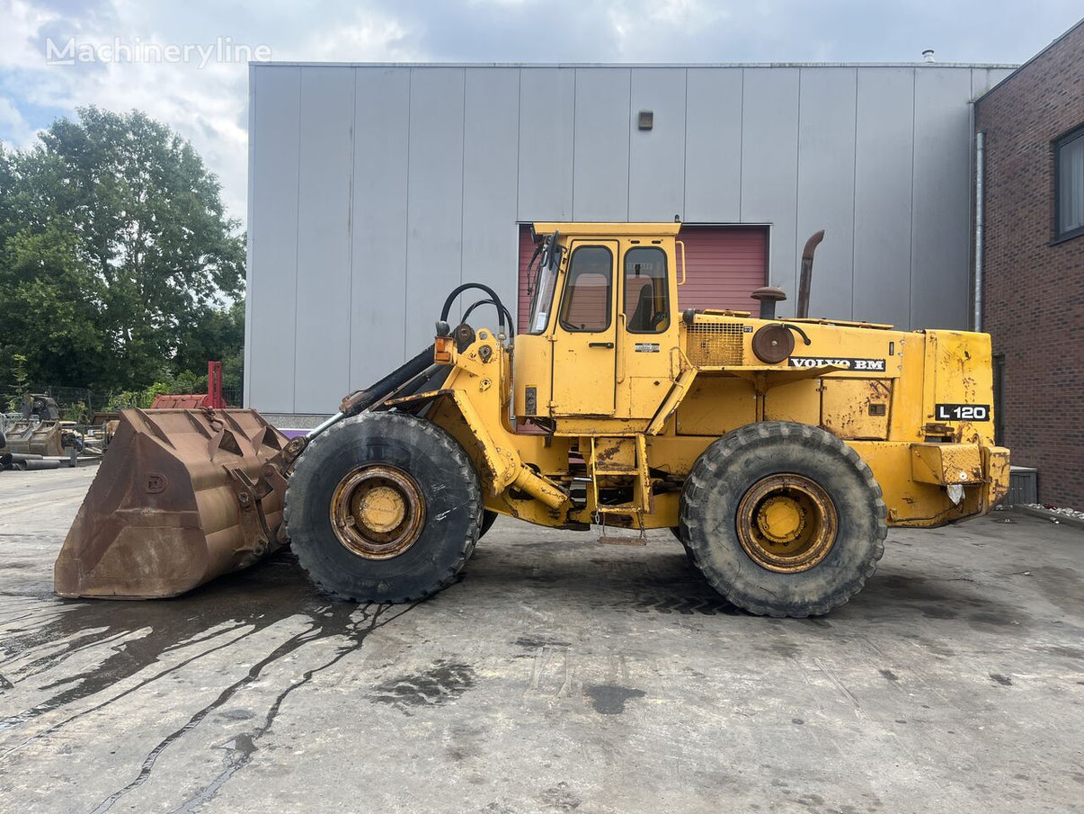 Open media 1 in modal